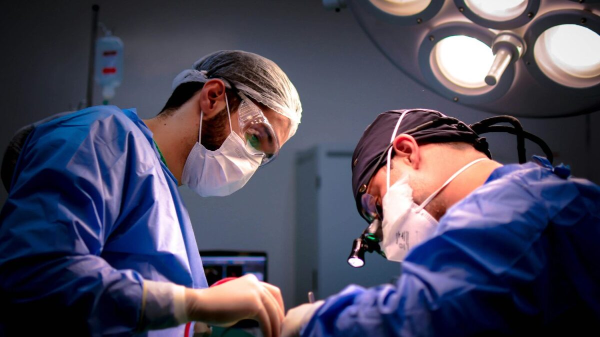 Ela acordou durante a cirurgia no cérebro — e o que fez na sala de ...